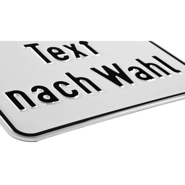Individuell gefertigtes Aluminiumschild erhaben geprägt mit Text und ...